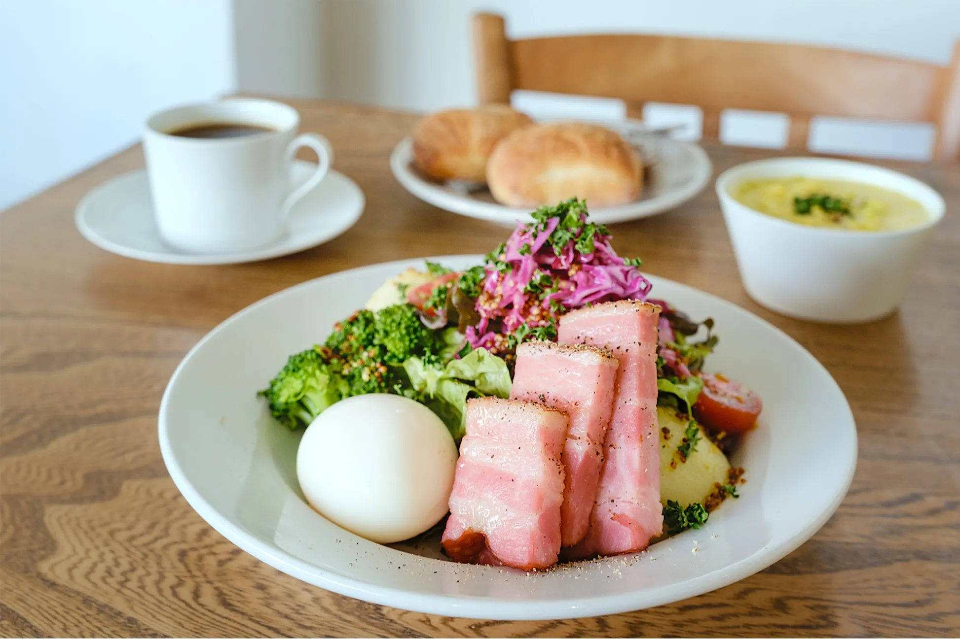 洗練された空間も魅力。緑あふれる目黒三田通りの人気カフェ「wellk」