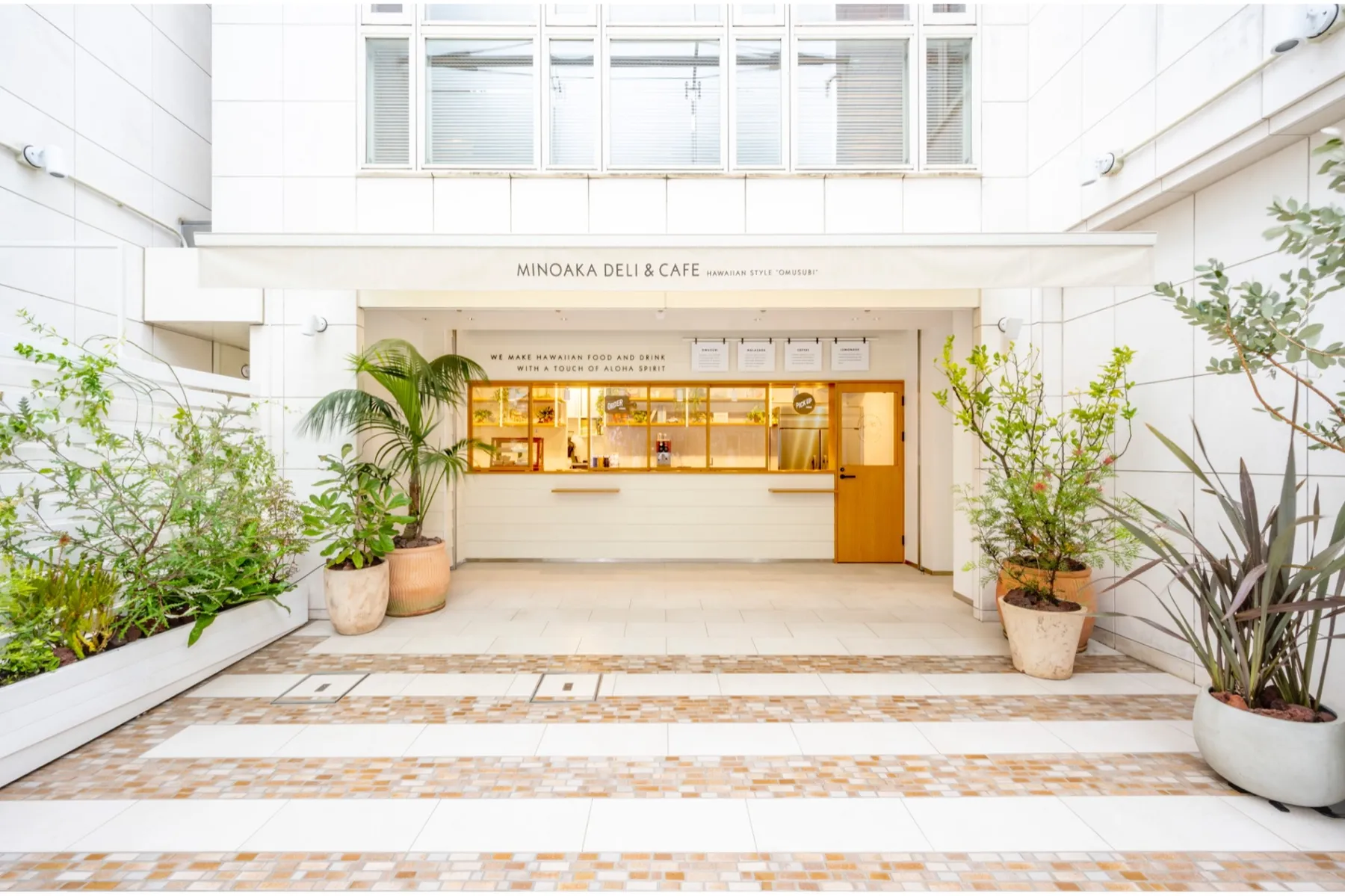 Minoaka Deli & Cafe Hawaiian Style “OMUSUBI”｜レッツエンジョイ東京